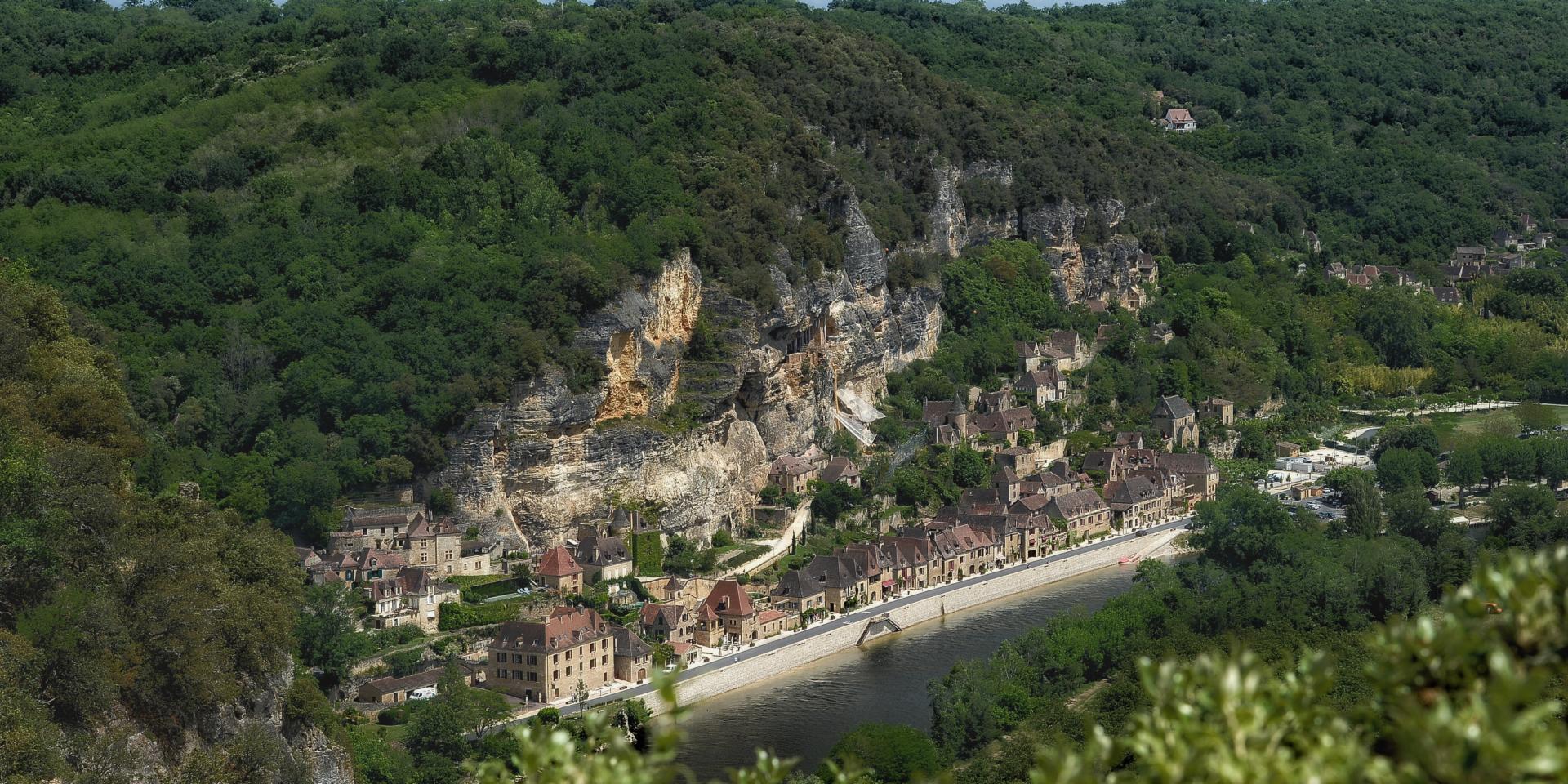 Visit the village of La Roque-Gageac, one of the Most Beautiful ...